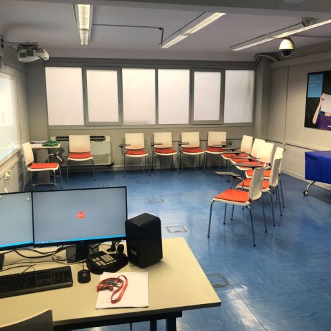 Sala de debriefing y control | Centro de Simulación Clínica